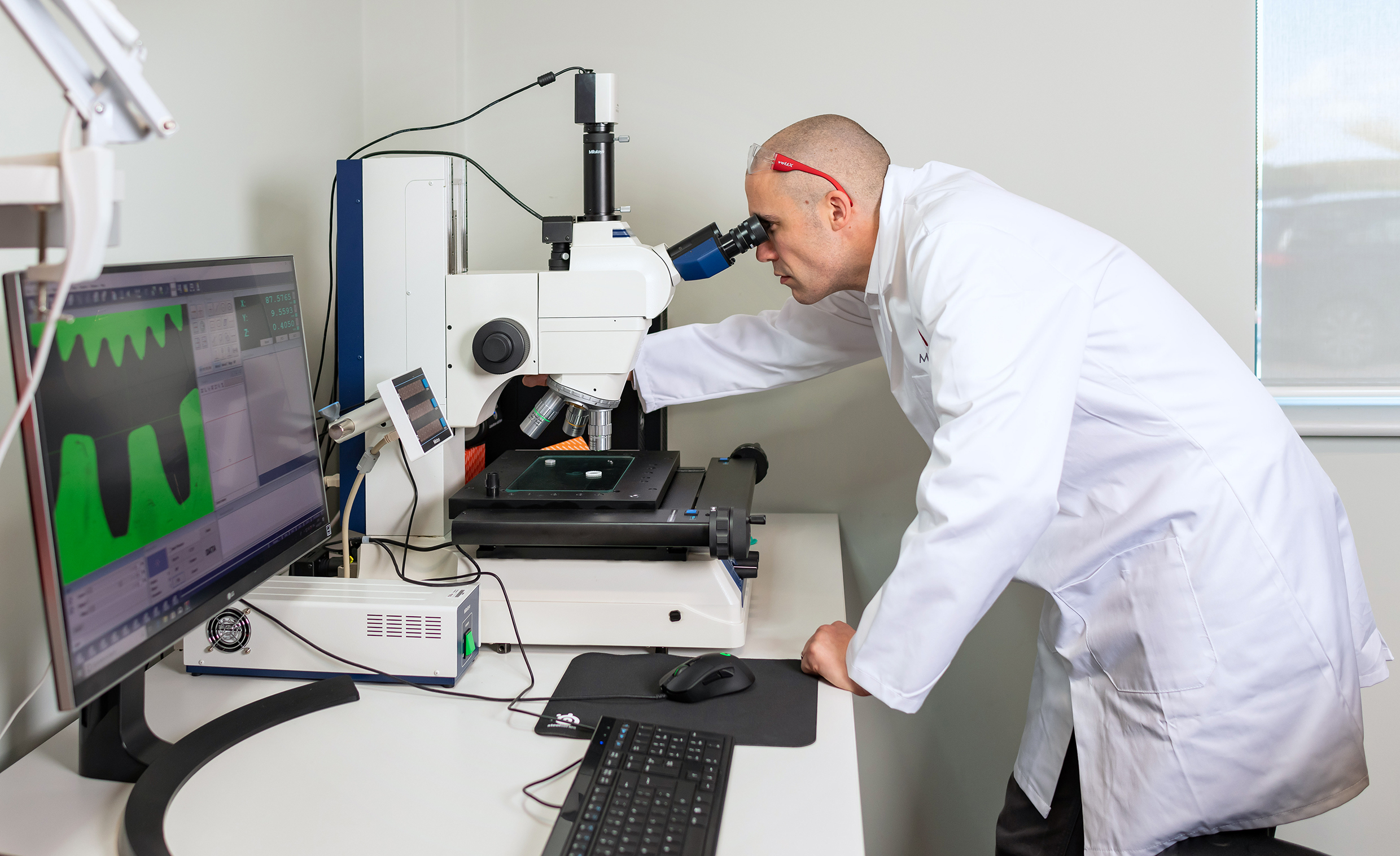 El microscopio Mitutoyo monitorea las mediciones de Merxin - Mitutoyo ...